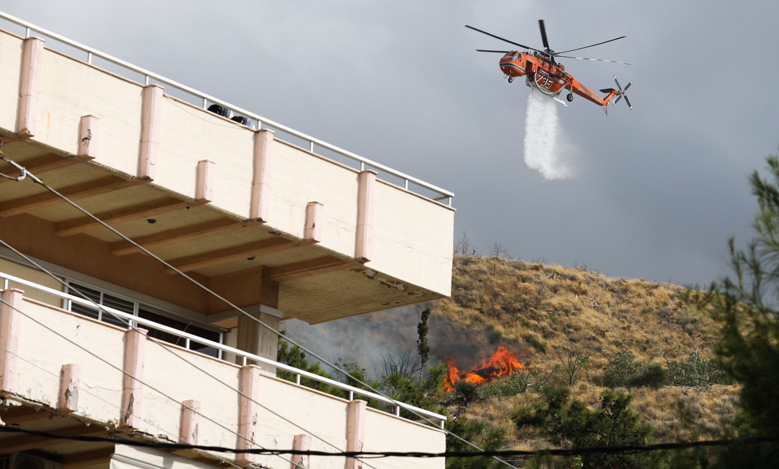 Υπό μερικό έλεγχο η φωτιά στο Βύρωνα - Ποιοι δρόμοι είναι κλειστοί