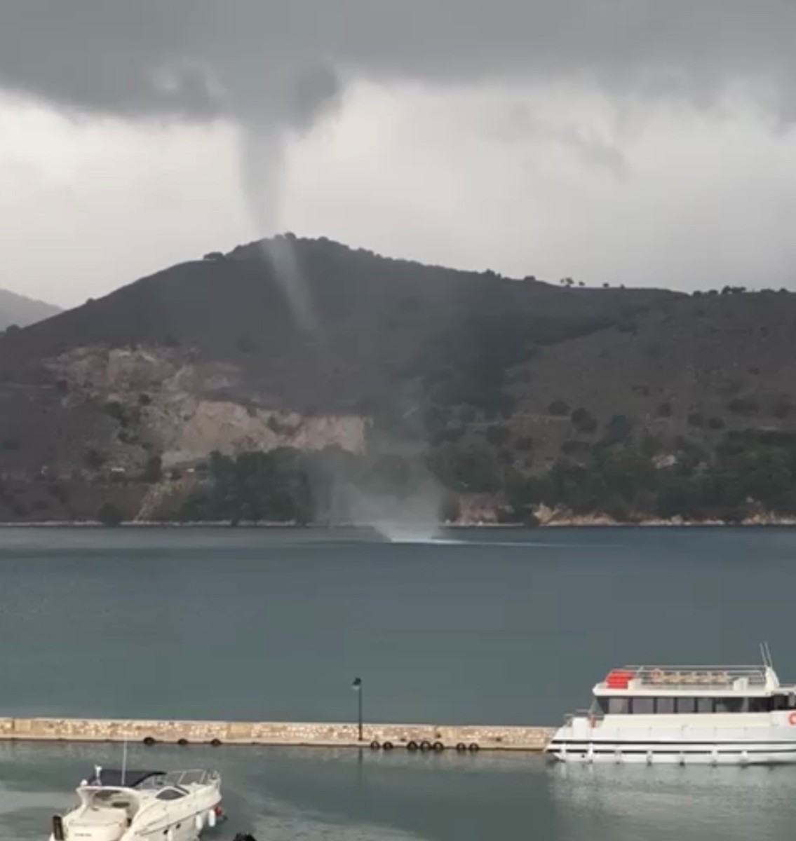 Υδροστρόβιλος στο Αργοστόλι (video)